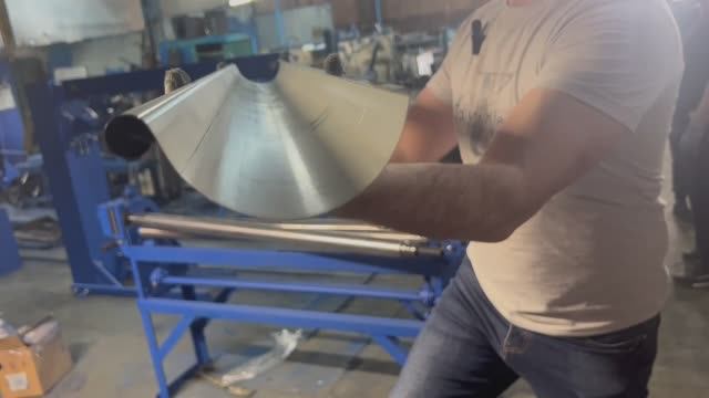 Изготовление водосточного желоба с S-кромкой