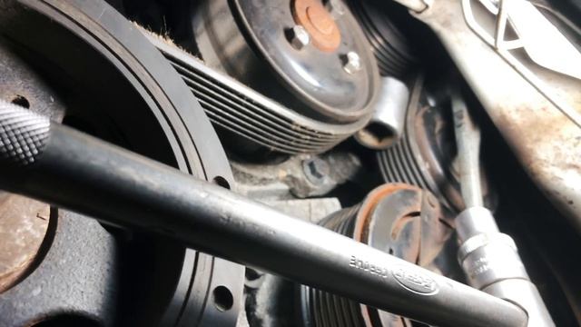 Замена ремня генератора Nissan Serena HC26, MR20DD