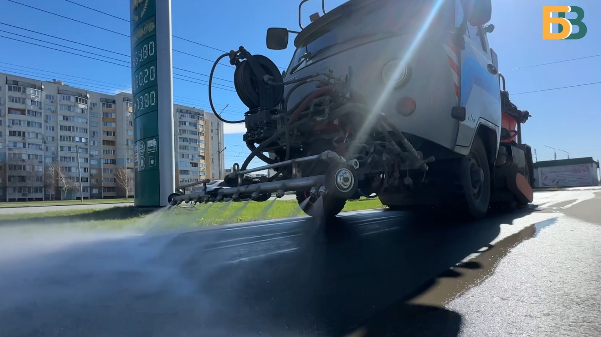 Сотрудники «Комбината благоустройства» приводят в порядок улицы города