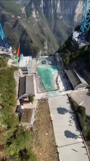 Качели расположены на краю обрыва в живописном месте Лунган, на высоте 700 метров над рекой