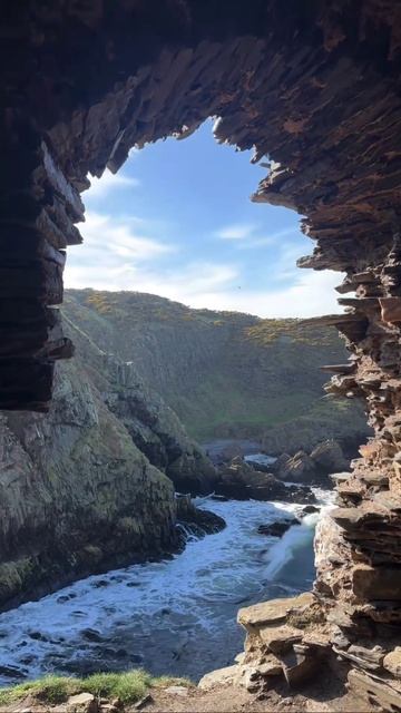 Вид из разрушенного замка Финлейтер в Абердиншире, Шотландия