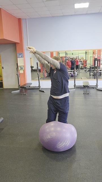 Подводящее упражнение.Имитация отыгрыша мяча в коридоре на фитболе.