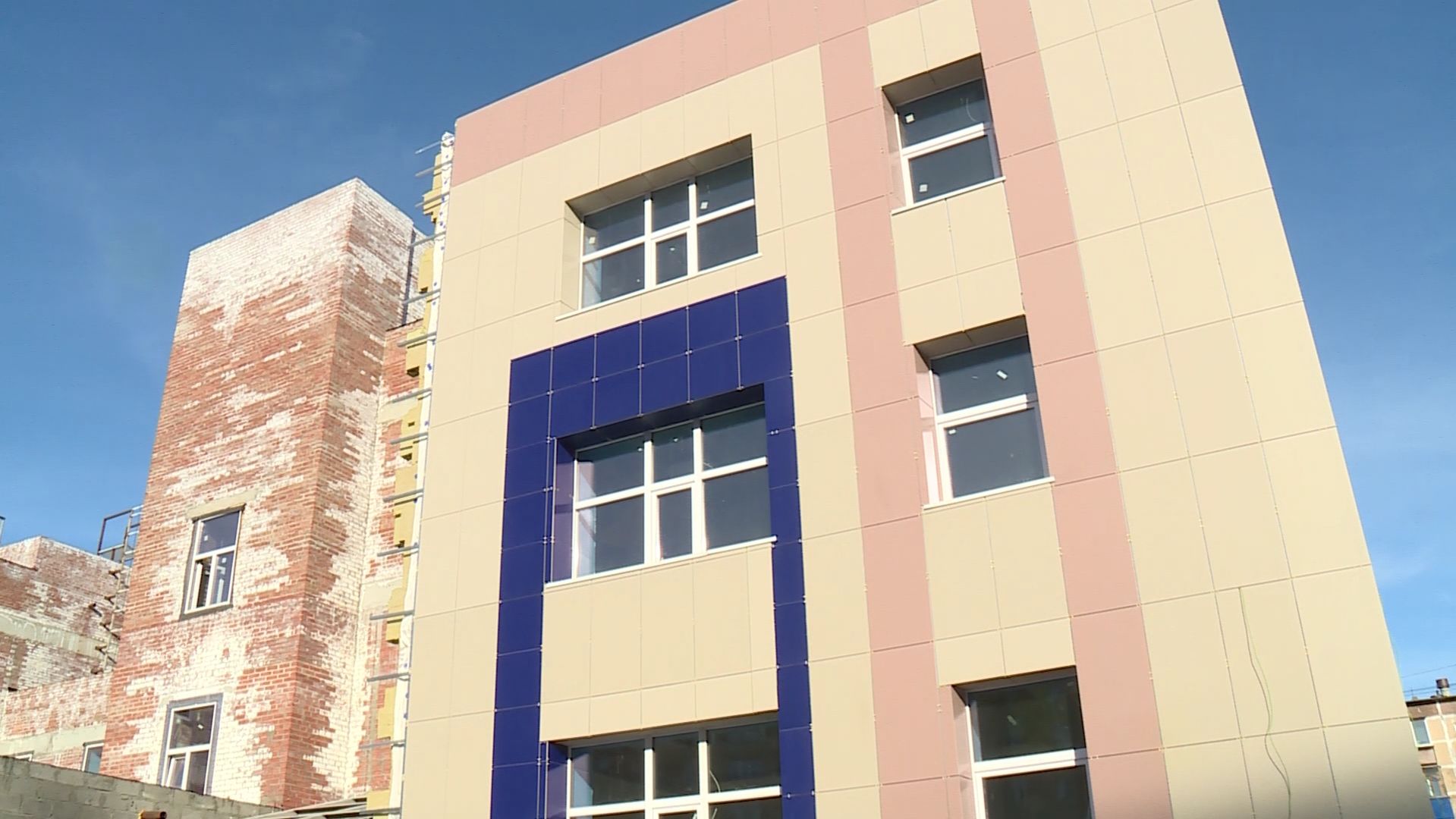 В Нефтеюганске новый детский сад на 300 воспитанников готов почти на 70%