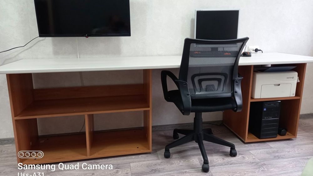 Рабочий (компьютерный) стол из старого шкафа и кух.столешницы.