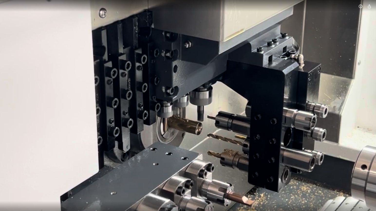Возможности Автомата продольного точения TR-Seiki: одновременная обработка двух деталей