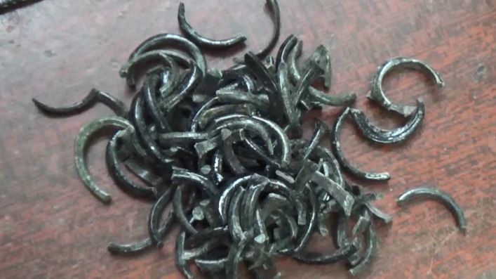 Комплекс черных стеклянных перстней из раскопа по улице Ленина, 46