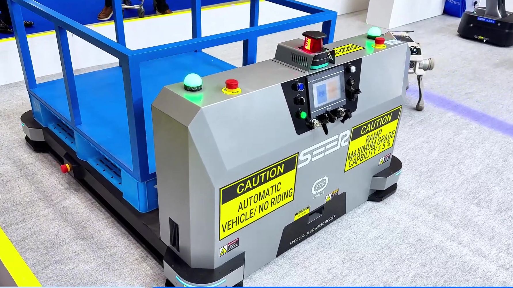 Компактный вилочный погрузчик SPT1500UL справится с узкими проходами и сложными грузами