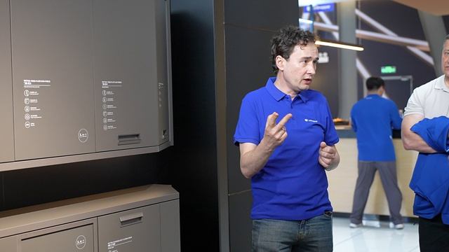 Дилеры в шоуруме