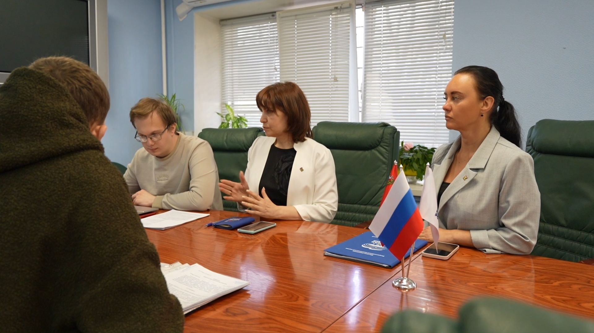 Несколько раз в месяц принимает юрисконсульт в помещении фонда «Защитники Отечества»