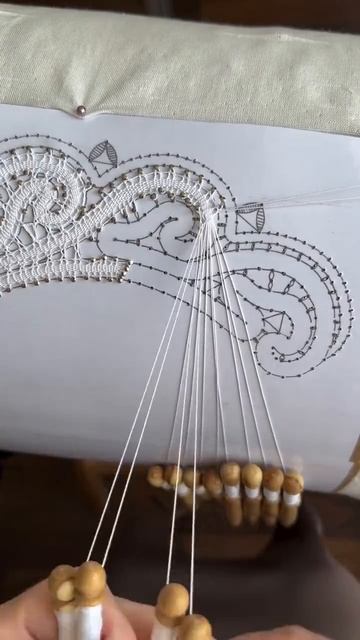 Медитативный процесс работы мастера по созданию кружева