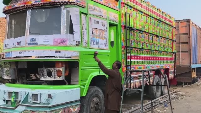 Счастливые пакистанцы конструируют нарядные грузовики судного дня