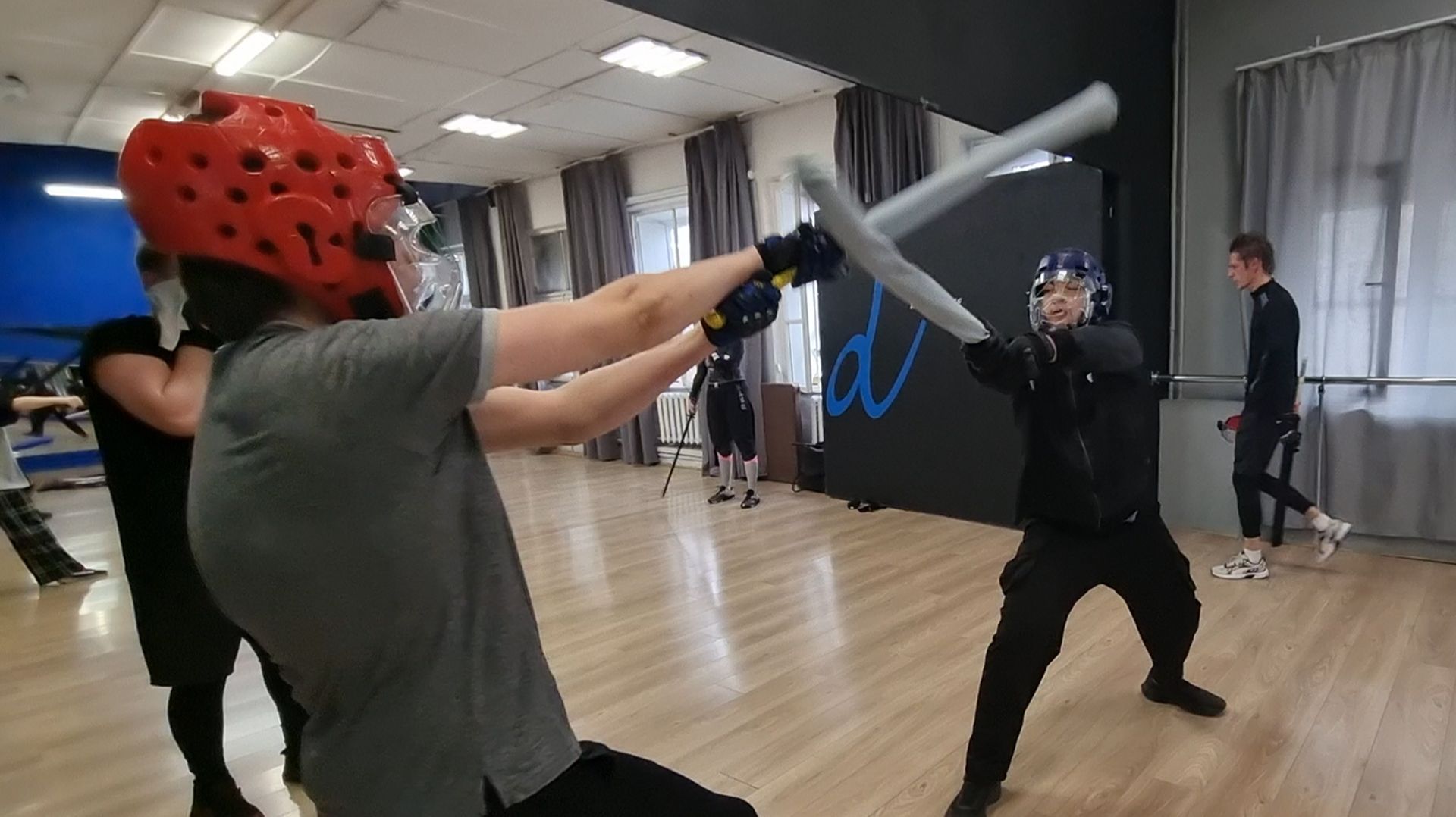 Спарринг на плоских круглых японских мечах чанбара катана в школе кендзюцу Katana Club в апреле