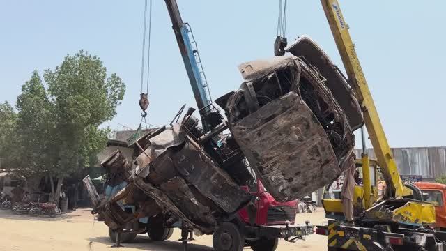 Этот грузовик сгорел и утонул одновременно? Пакистанские механики отремонтируют!