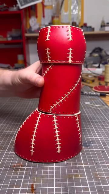 Кожаная скульптура от "Red Forest Leather". В работе пробойники "Tools and Toys Brass 2.0".