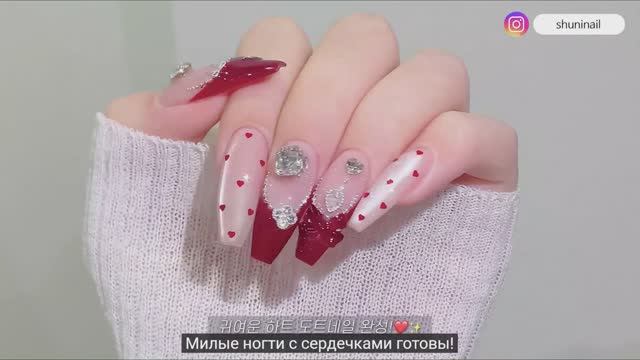 Милые ногти с сердечками.