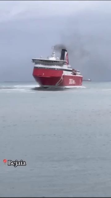 Пассажирское судно -Корсика- после того как сильные морские волны вынудили его войти в мелководье у