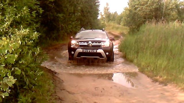 Дастер грязи не боится. Озеро Ольшанские Карьеры.