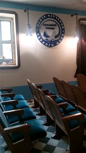 дети смотрят в микроскоп