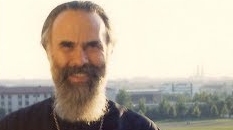 Становиться в невидимое присутствие Божье.