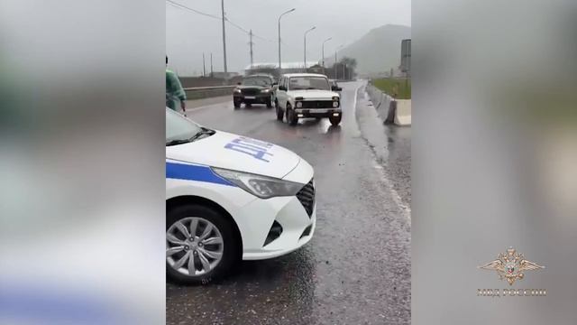 В Дагестане сотрудники полиции приходят на помощь пострадавшим от наводнения