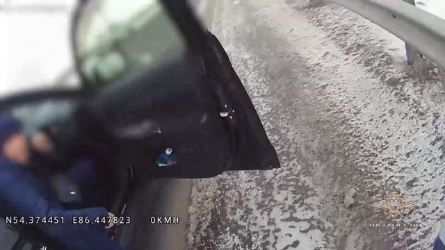 В Кузбассе полицейские применили оружие для задержания нарушителя,находившегося в розыске