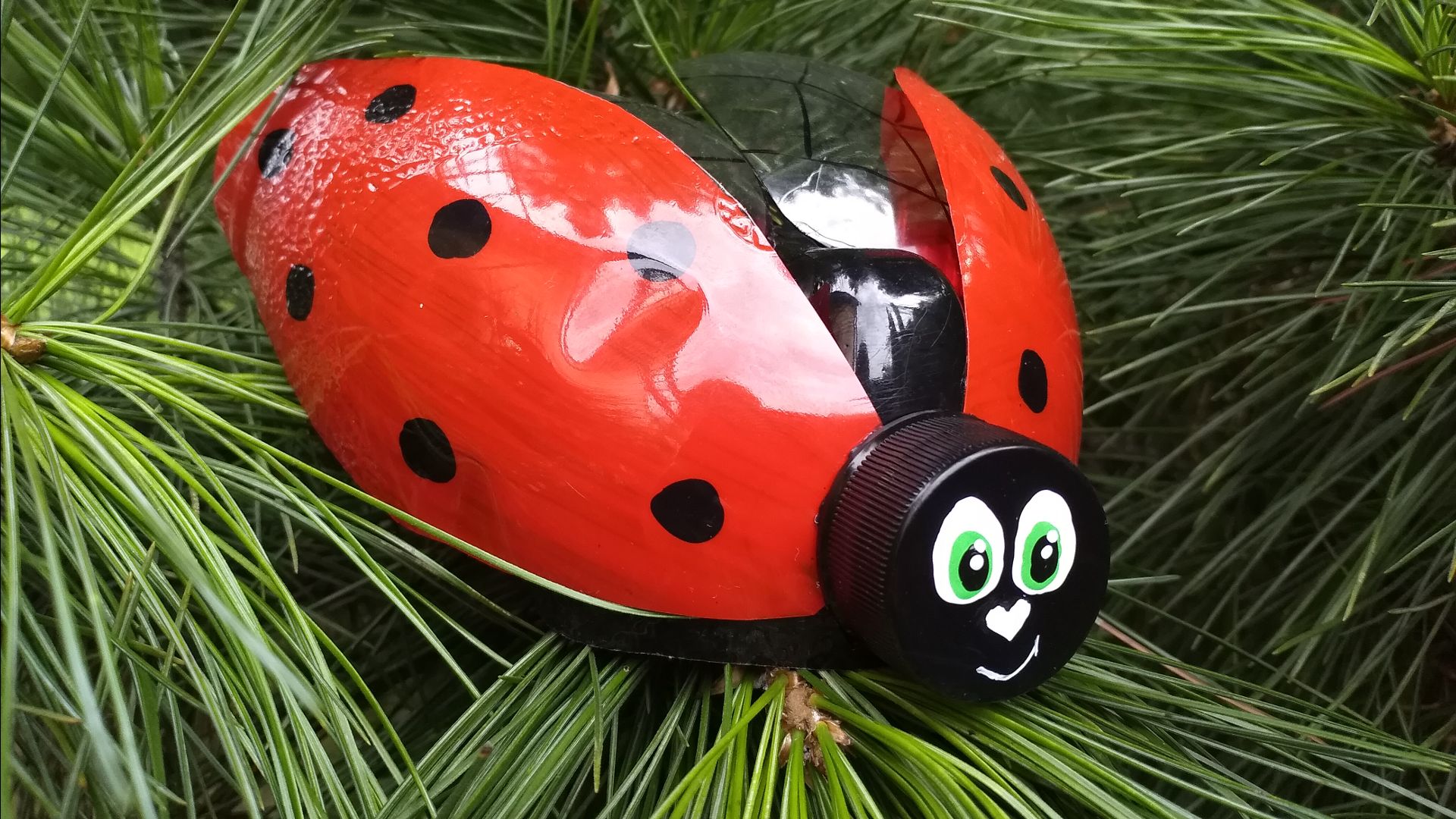 БОЖЬЯ КОРОВКА из пластиковой бутылки. ПОДЕЛКИ для сада из пластиковых бутылок