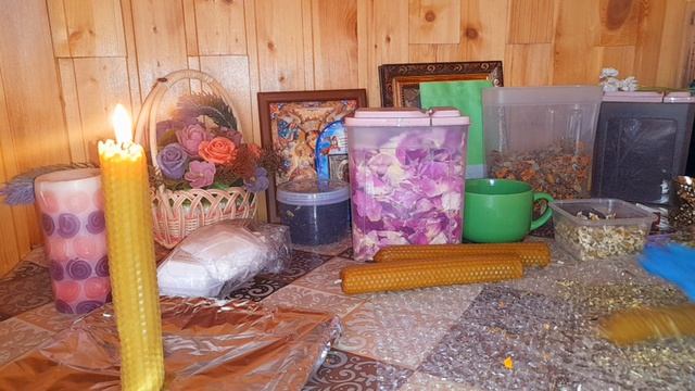 Молитва Вседержителю о возвращении здоровья, восковую свечу с ромашкой ладонам и чаем.