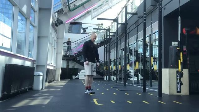 Приседания заключённого через наклон/(Good Morning Prisoner Squat)