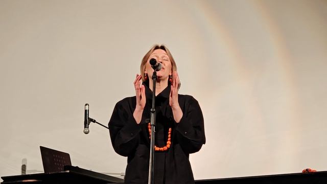 Анна Сеничева - "Взгляд зажатого в клетке тигра"