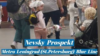 Станция метро интерьер пассажиры поезда Невский проспект Ленинград (СПб) 3