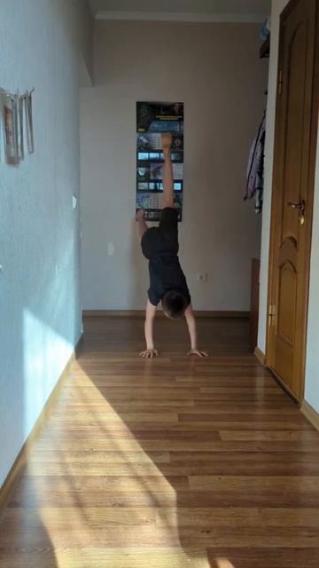 Вова Капустин из Цирковой Банды, онлайн-проекта, где обучают в прямых эфирах цирковому трюку