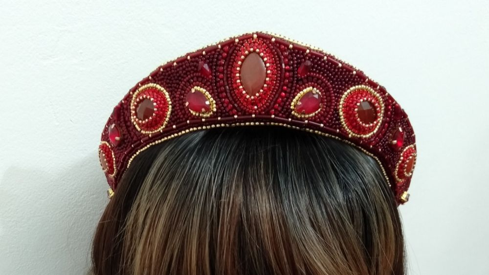 Красный кокошник с натуральными камнями.