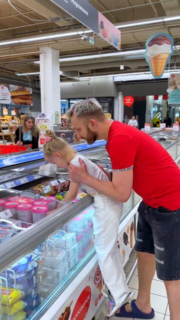 Сладкоежка с мороженым