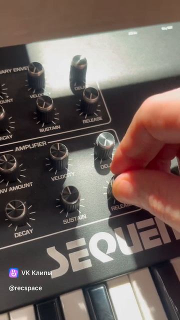 Полифонический аналоговый синтезатор Prophet Rev 2