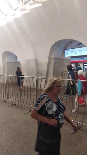 Станция метро интерьер пассажиры поезда Москва Шаболовская 1