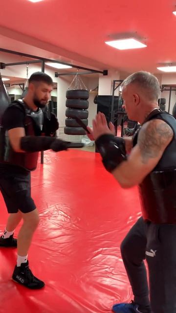 👀 Наработка сбива вооруженной руки от прямого колющего удара ножом в корпус.