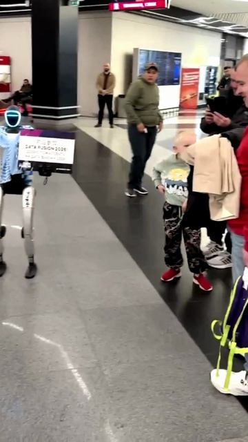 В аэропорту людей встречает робот человек и робот пес 2 камера