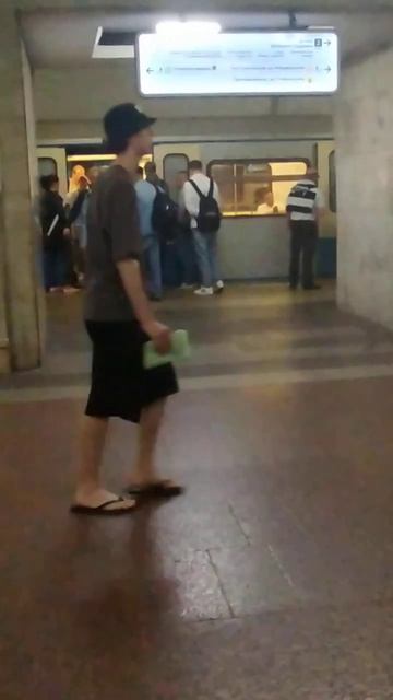 Станция метро интерьер пассажиры поезда Москва Третьяковская 14