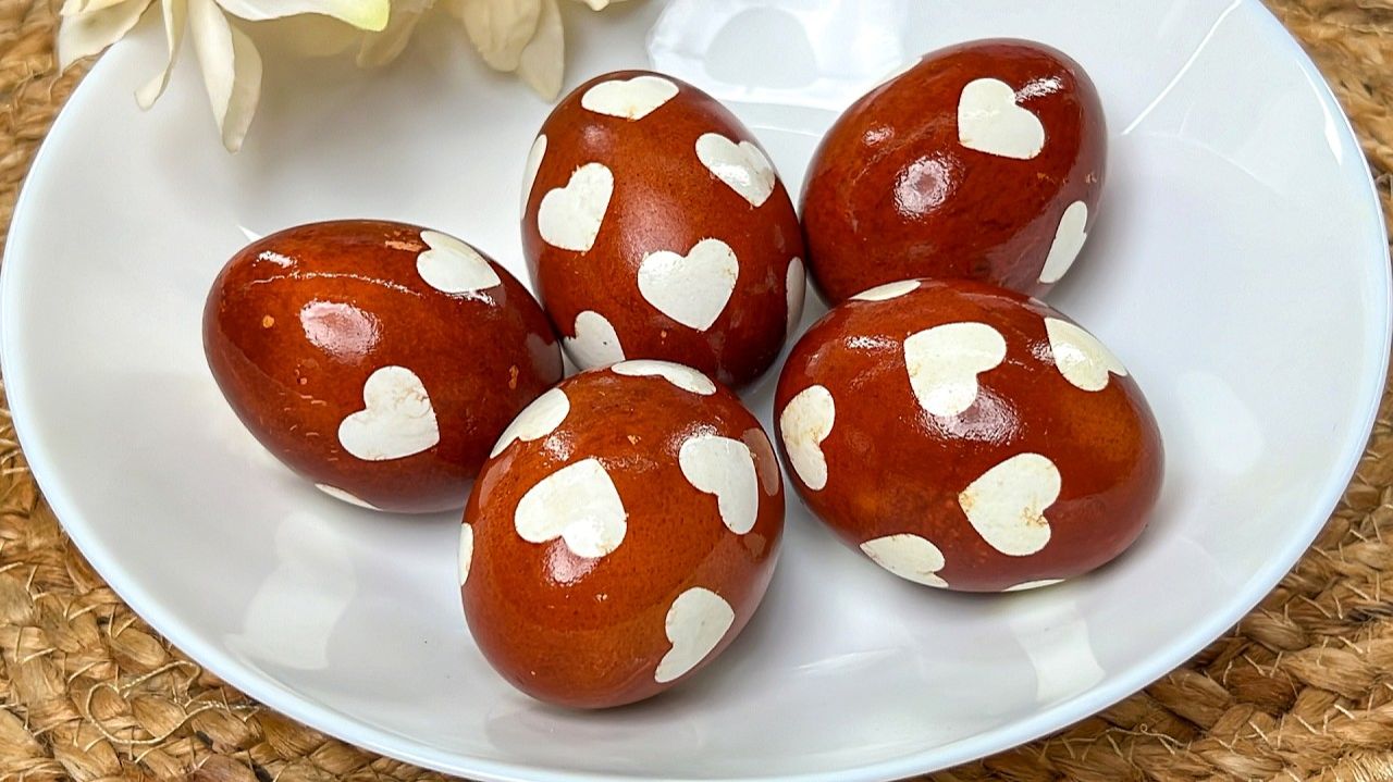 ТАК ЯЙЦА ЛУКОВОЙ ШЕЛУХОЙ ВЫ ЕЩЕ НЕ КРАСИЛИ!😍