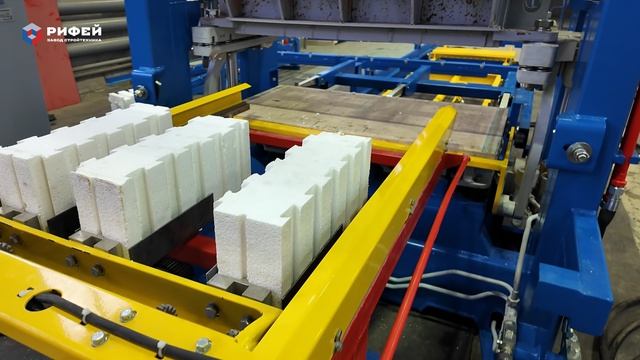 Видео - автоматическая подача вкладышей теплоблока для прессов Рифей