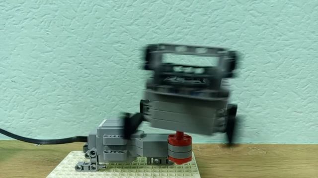 Голубь из лего крутится мем