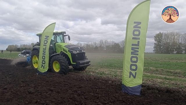 Сельскохозяйственный трактор Зумлион DV3354 работает с восьмикорпусным плугом. Показатели работы.