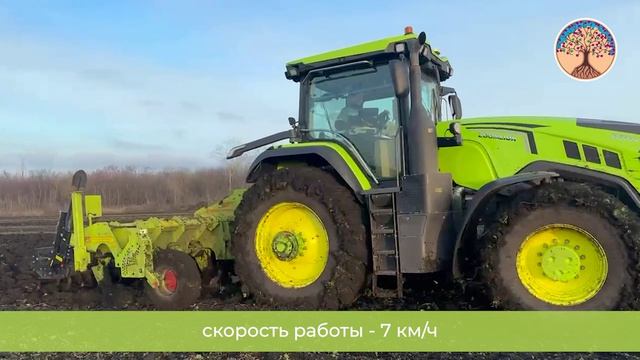 Трактор зумлион DV3354 работает с глубокорыхлителем в Белгородской области