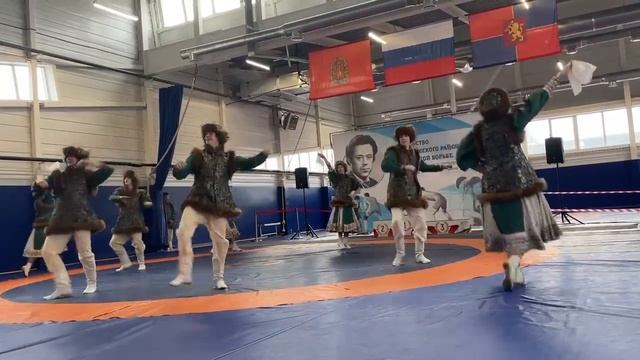 «Традиция» зажгла на закрытии соревнований по вольной борьбе: танец «Моя Родина — Сибирь»