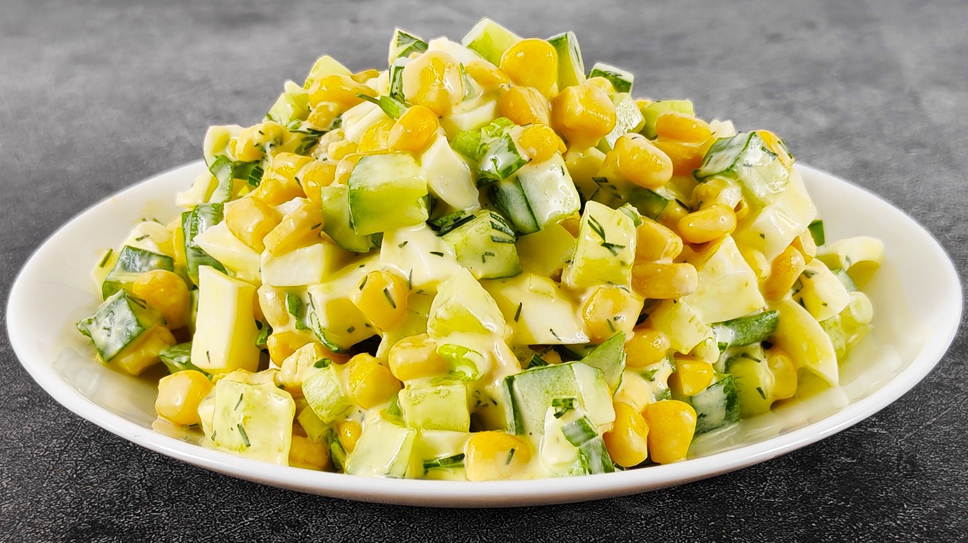 Яйца с зеленым луком, огурцом и кукурузой. Простой и очень вкусный салат