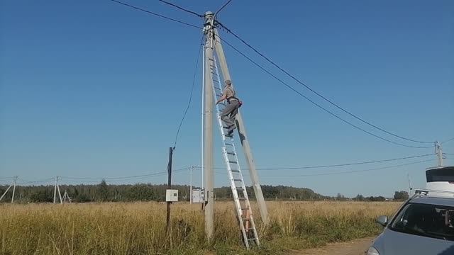 ВЛОГ: Осматриваю участок после установки забора, проводим свет на участок.