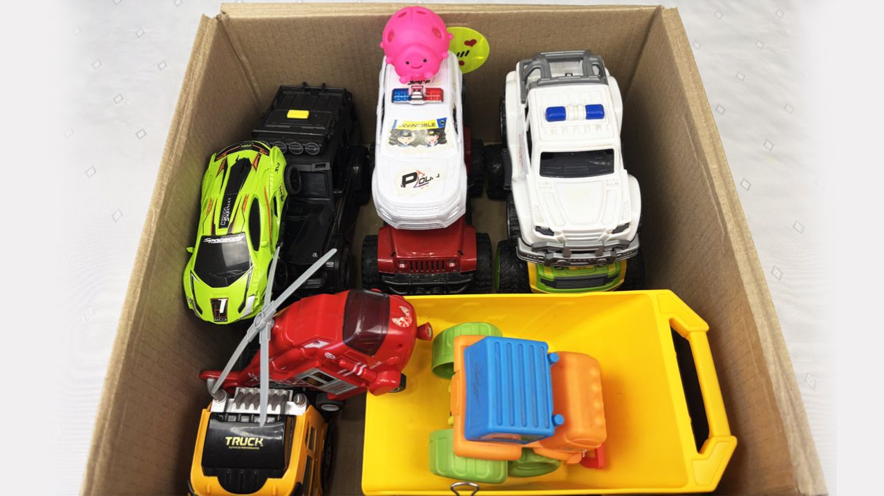 Мультики Машинки детям. Новые Яркие машинки в коробке. Веселые спуски по горке. Мультики для малышей