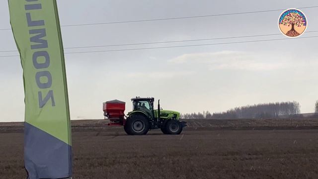 Трактор Зумлион PG2004 с разбрасывателем минеральных удобрений