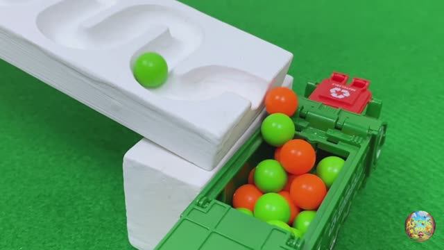 Погружаем щебень на самосвал и перевозим для строительства фундамента у дома!