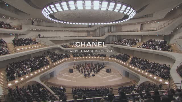 Показ женской коллекции Chanel Métiers d’art 2017-2018